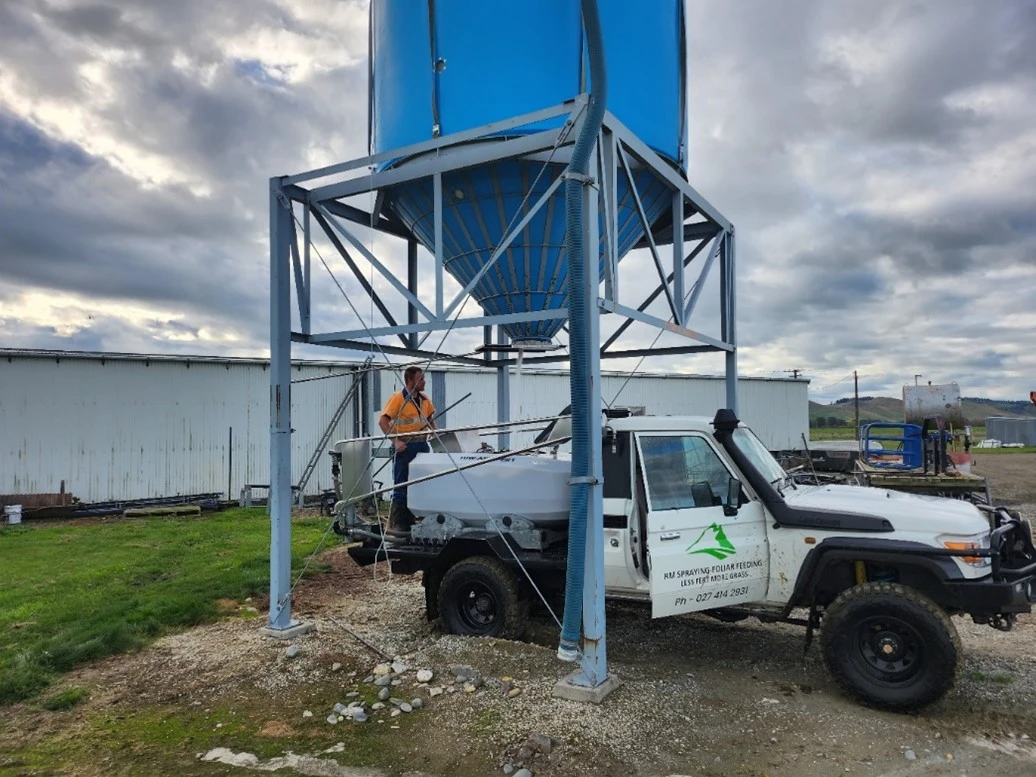 SPRAYING FOLIAR FERTILISER